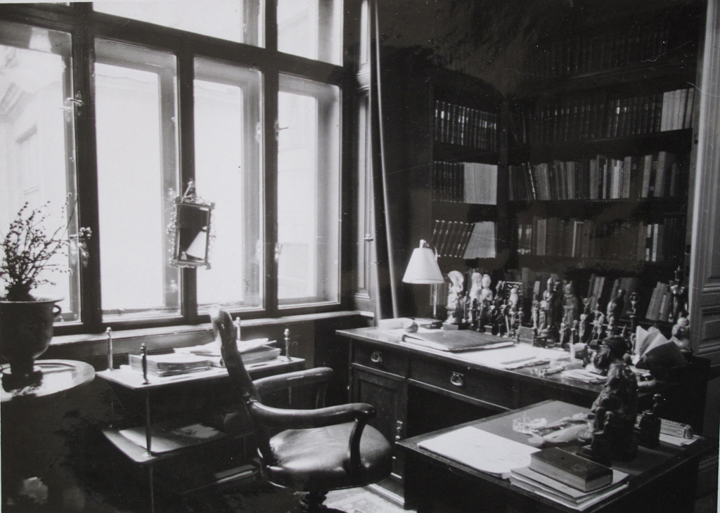 Freud at Home: At His Desk - Freud Museum London