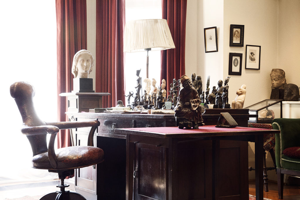 Freud at Home: At His Desk - Freud Museum London